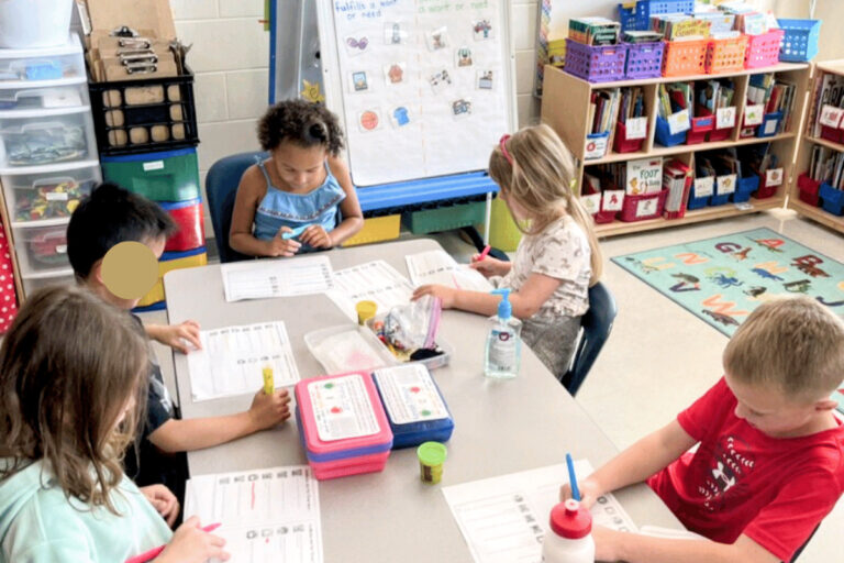 授業写真でよく分かる！学年別アメリカの小学校の英語レベル日本との違いとは？ | アメリカ駐妻Navi